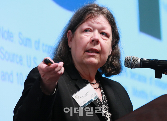 [포토]발표하는 Nancy Garland