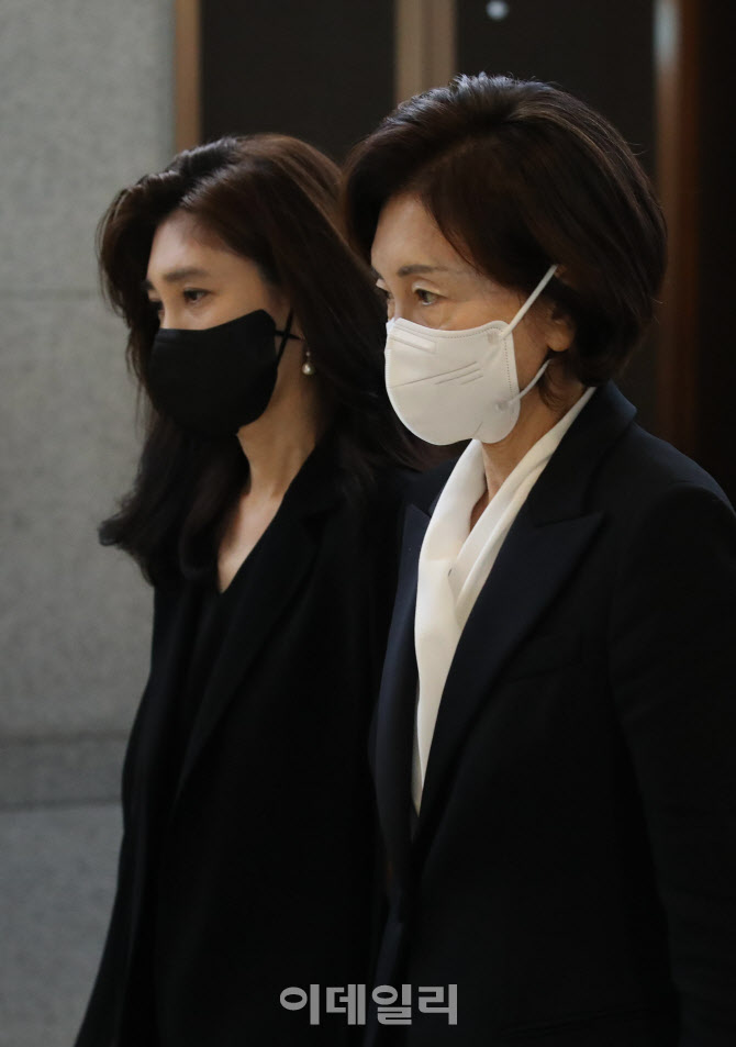[포토]故 구자학 회장 빈소로 향하는 홍라희 이부진 모녀