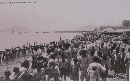 [포토]길게 늘어선 피난행렬