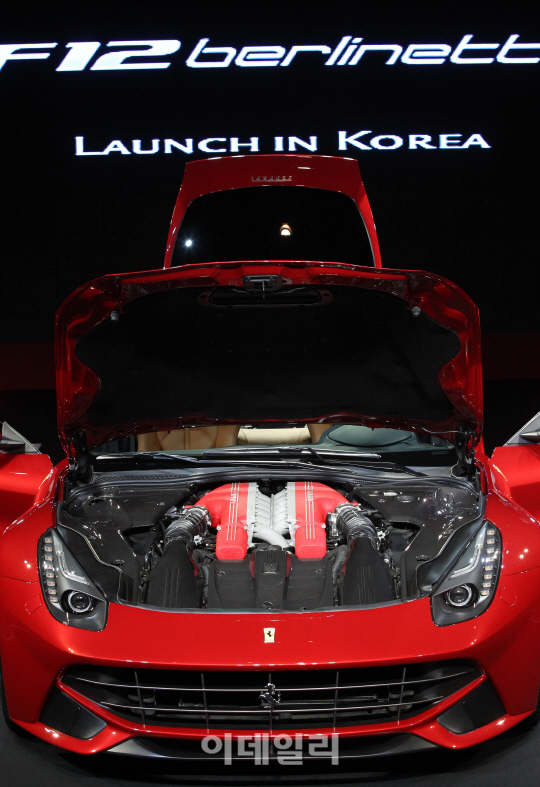 [포토]F12 베를리네타 '740마력 신형 V12 엔진'