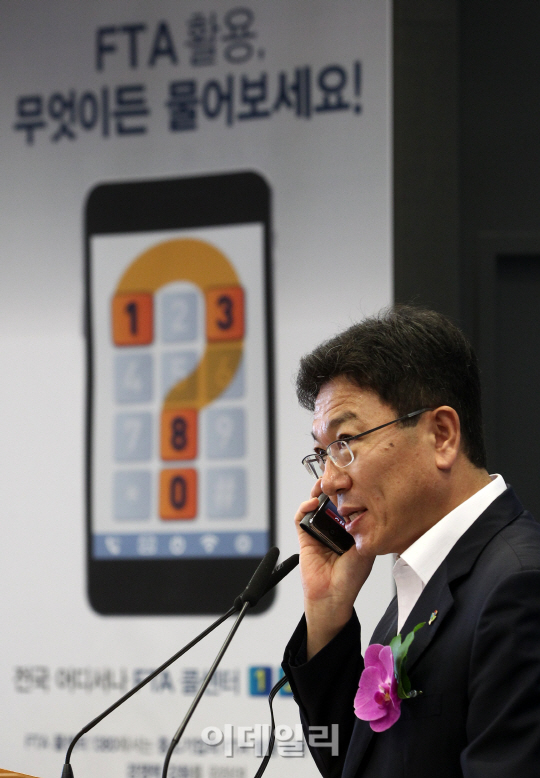 [포토]FTA콜센터(1380) 개통식 시연하는 윤상직 장관