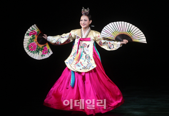 [포토]'부채춤' 선보이는 안병주 교수