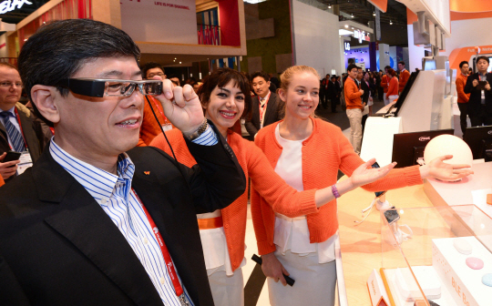 [포토] 'MWC 2014' 방문한 하성민 SKT 사장