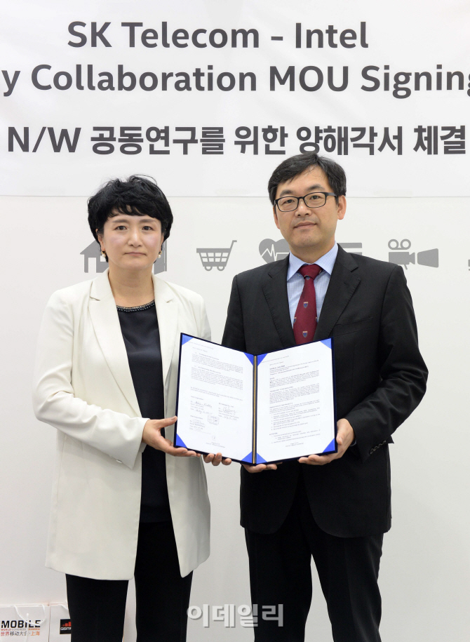 [포토]SK텔레콤-인텔코리아, 'MWC 상하이 2015'에서 5G 단말 N/W 공동연구를 위한 MOU 체결