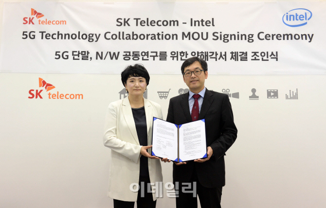 [포토]SK텔레콤-인텔코리아, 'MWC 상하이 2015'에서 5G 단말 N/W 공동연구를 위한 MOU 체결