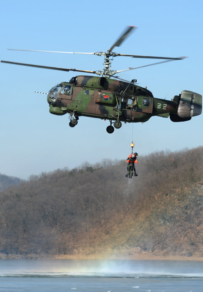 조난자 구조하는 HH-32