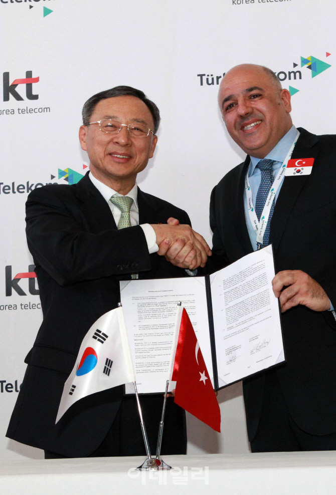 [포토]MWC,KT-터키 투르크텔레콤그룹 '5G MOU'체결
