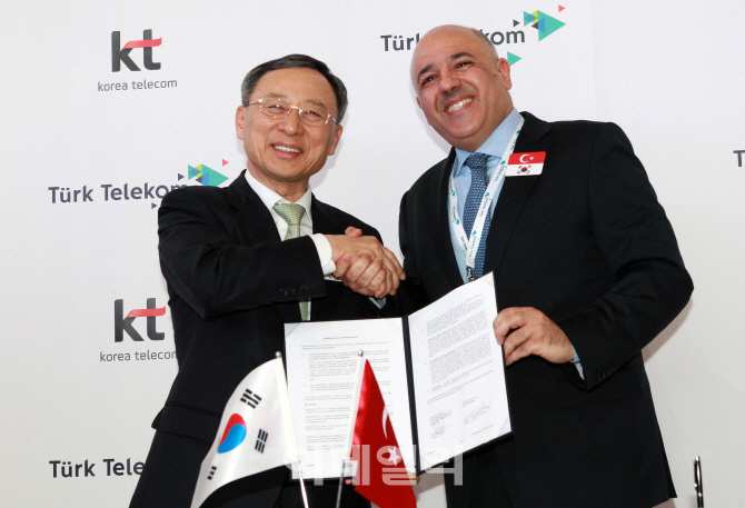 [포토]MWC,KT-터키 투르크텔레콤그룹 '5G MOU'체결