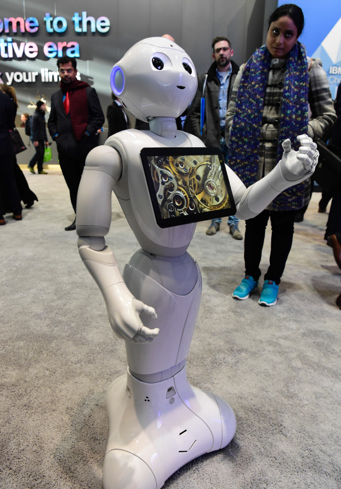 [포토] CeBIT 2016, 감정도 인지하는 소프트 뱅크 로봇 페퍼