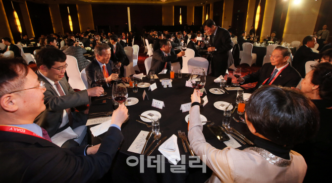 [IFC 2016 포토]건배하는 IFC 주요인사들