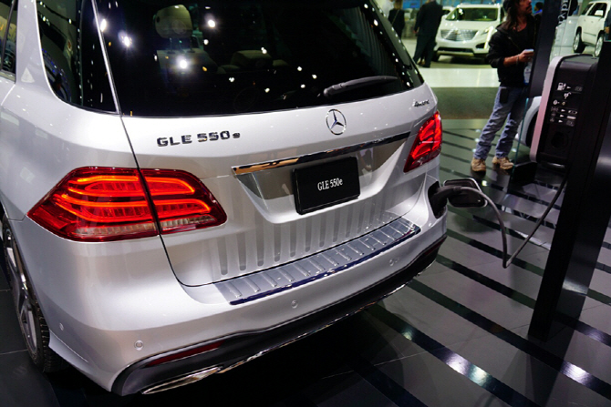 [포토] [2017 디트로이트] 플러그인 하이브리드 SUV, ‘GLE 550e 4Matic’의 독특한 충전 위치