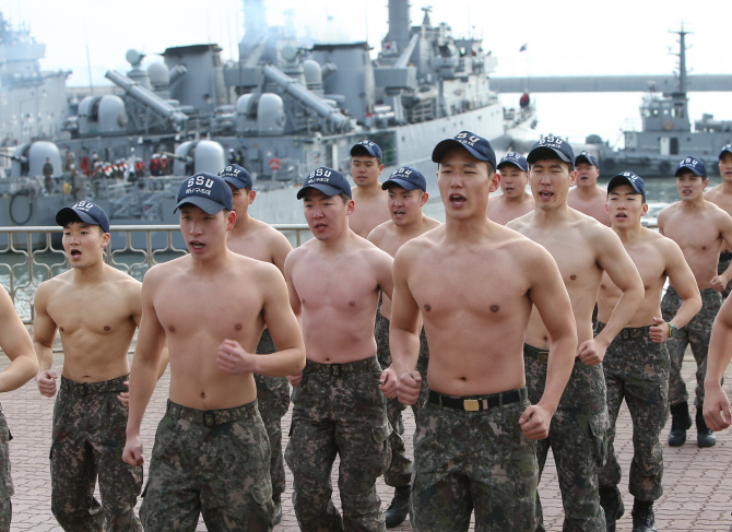 [포토] 해군2함대 SSU "차디찬 바다도 우릴 막을 순 없다"