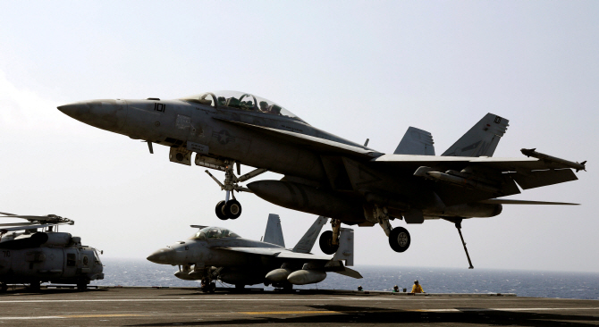 [포토] 美 F18 전투기, 남중국해 항공모함서 이륙