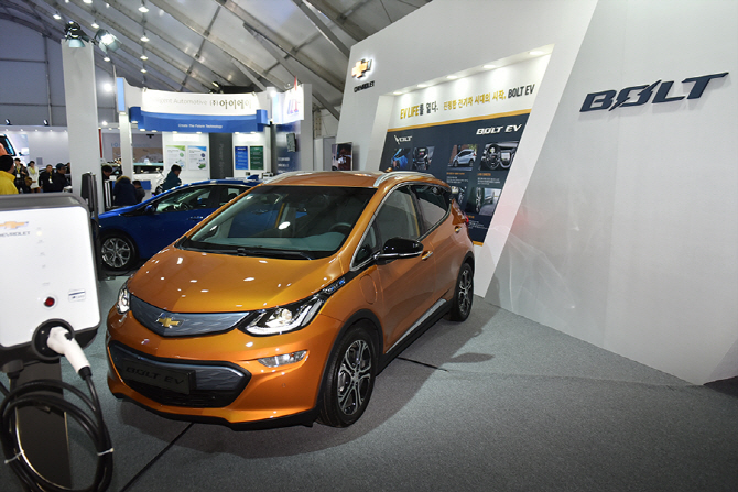 [포토] [2017 전기차엑스포] 1회 충전 시 383km의 주행 거리를 자랑하는 쉐보레 볼트 EV