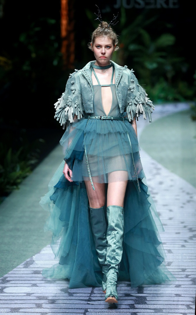 [포토]차이나 패션위크 Yu Aiping, `전사 느낌`