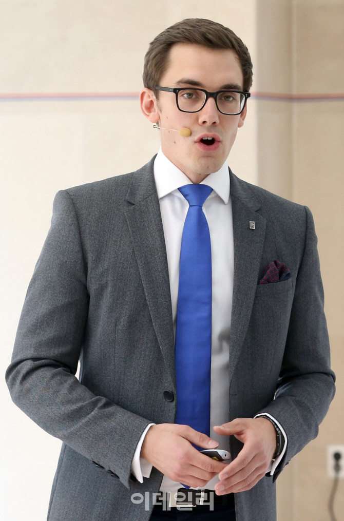 [포토]롤스로이스 '고스트 서울 에디션' 소개하는 자일스 테일러 디자인 총괄