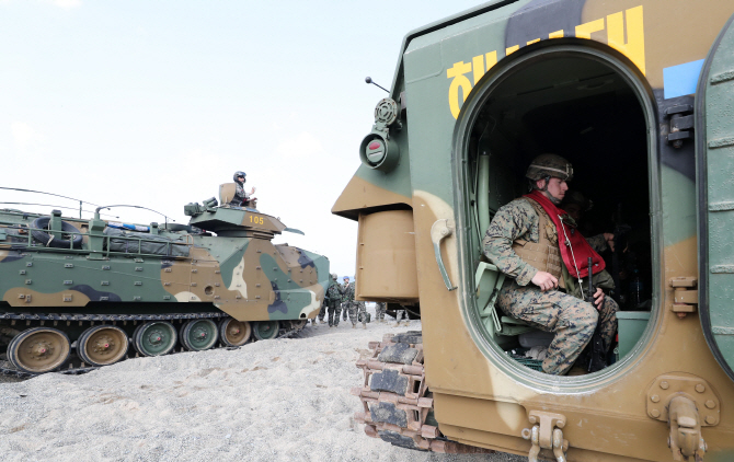 [포토] KAAV 탑승한 미군