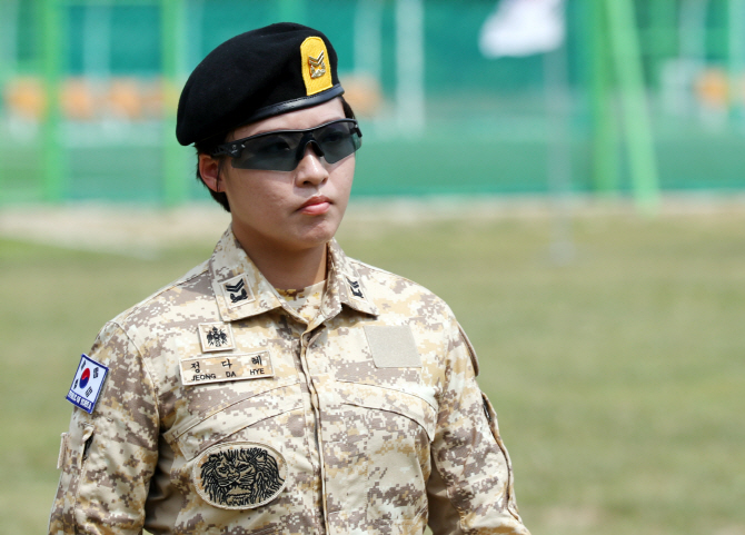 [포토] 아크부대 첫 여성 부사관 정다혜 중사