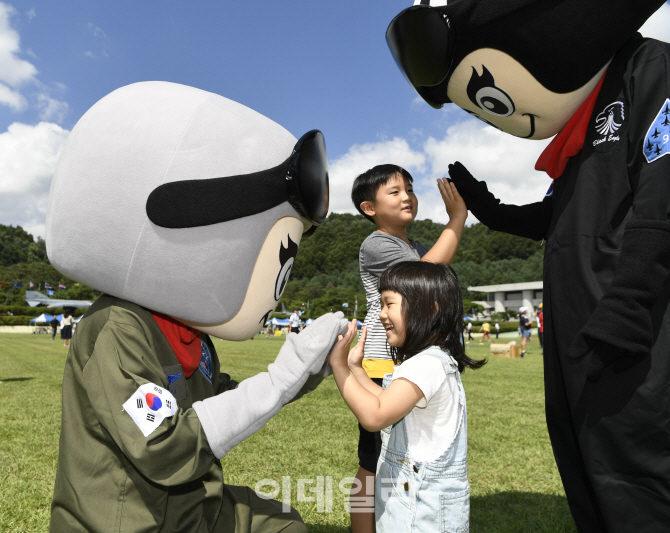 [포토]동심 사로잡은 공군 마스코트 '하늘이'