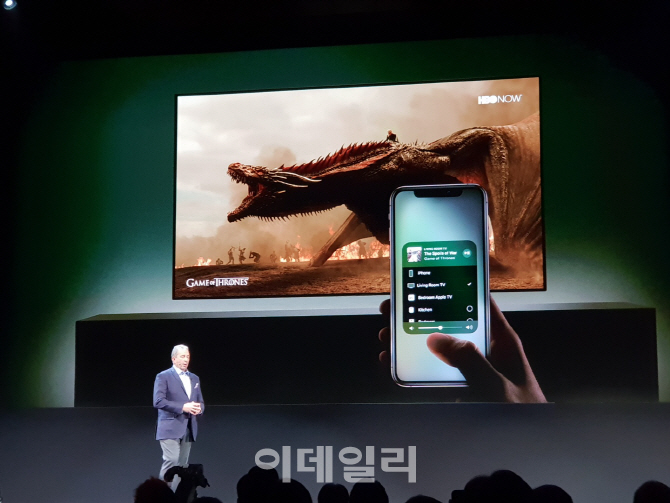 [CES 2019] 삼성 이어 LG도 애플과 협력..TV에 아이폰 넣는다