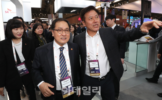 [포토]MWC19 SK부스 찾은 유영민 장관
