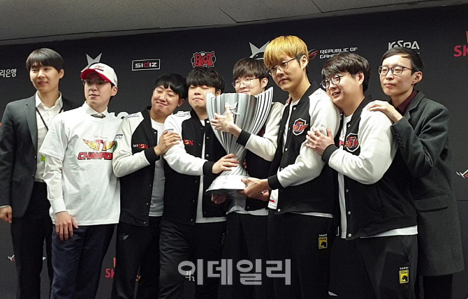 [인터뷰]‘롤챔스 V7’ 달성한 SKT T1 “MSI서 국제 위상 되찾겠다”