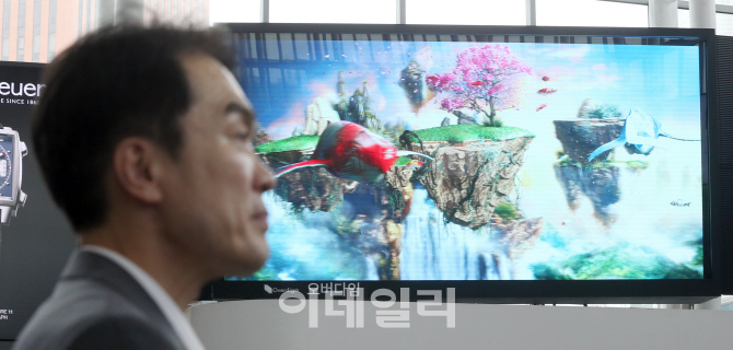 [포토]안경 없이 보는 3d 전광판이 서울역에