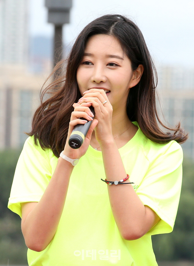 [포토]인사말하는 배우 김가란