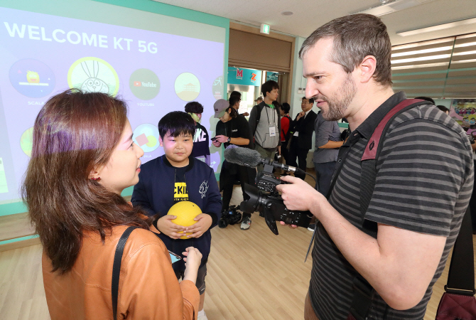 [포토]대성동 DMZ ‘KT 5G 빌리지’ 방문한 외신 기자단