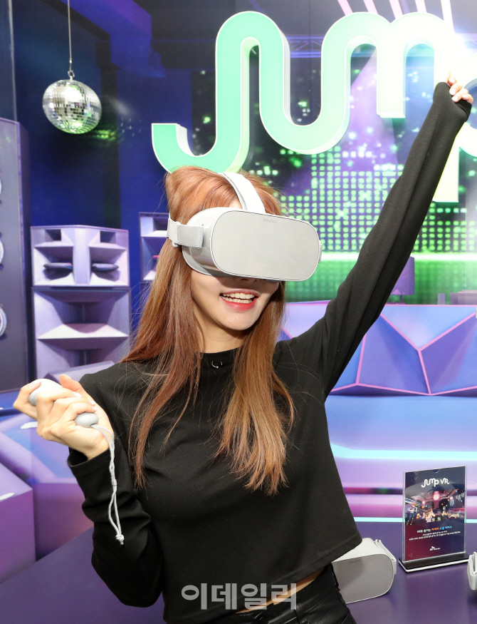 [포토]SKT, VR 세상 '버추얼 소셜 월드' 선보여
