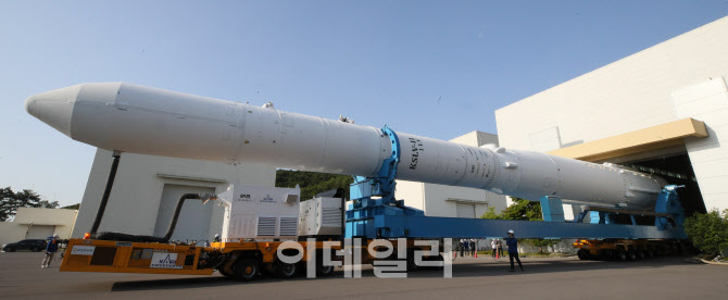 [포토]인증시험을 위해 발사대로 향하는 누리호