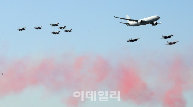 [포토]전투기 호위받는 KC-330 공중급유기 '시그너스'
