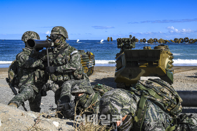 실전 방불케 한 해병대 상륙훈련…해안 돌격 후 목표지역 확보