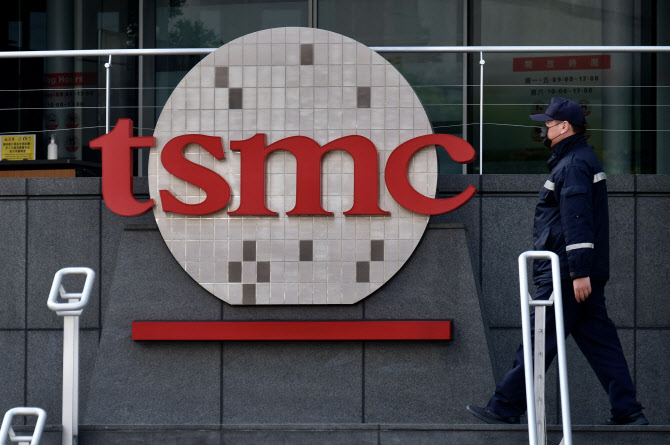 TSMC, 작년 4Q 매출도 삼성·인텔 눌렀다…'2022 반도체 왕좌' 유력