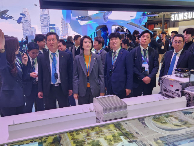 “신비롭고 미래 세계 같아요” 정청래 의원 등 SKT 부스 방문[MWC23]