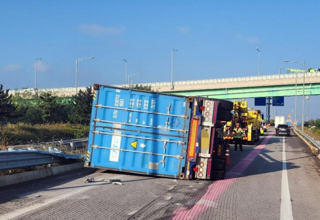 고속도로 커브길서 넘어진 23t 화물차…50대 운전자 숨졌다