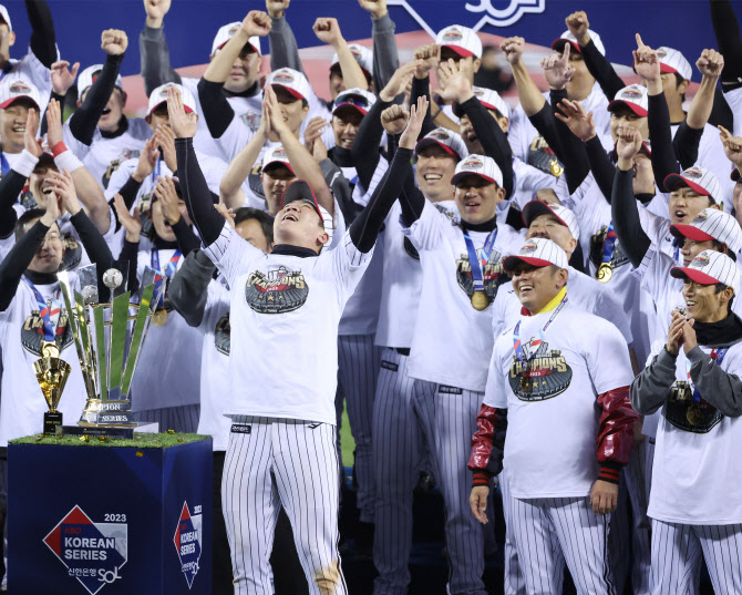 LG 오지환, 한국시리즈 MVP…25년 묵은 롤렉스 주인 됐다