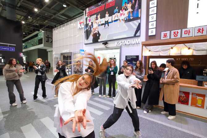 AI 날개 단 'K컬처' MWC25서 빛났다