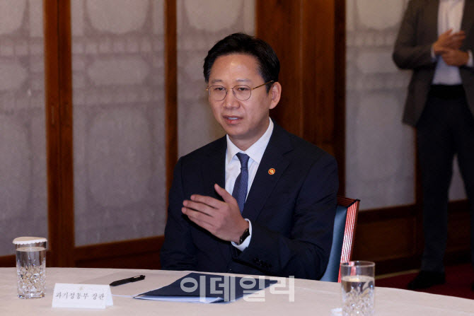 GPU 26만 장 확보했지만…배경훈 “대규모 AI 전력, SMR 준비도 병행해야”