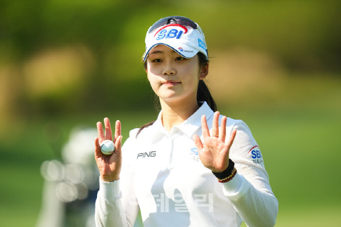 [포토]김지윤,밝은 두손 인사 홀아웃